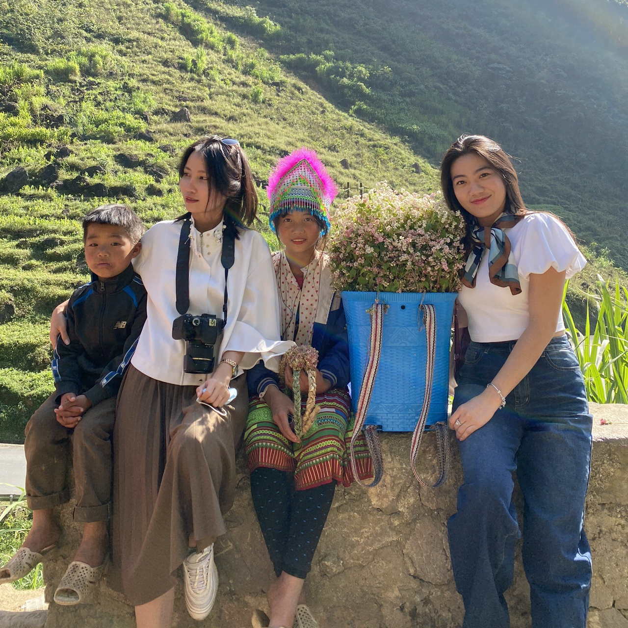 Những Đứa Trẻ H'Mông Nơi Cao Nguyên Đá - Du Lịch Có Guu